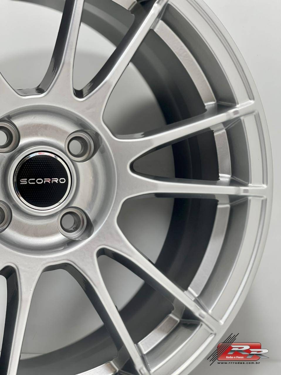 JOGO DE RODA S251 ESPORTIVA SCORRO 17X7,5 PRATA 5X100 ET 40 - RR Rodas